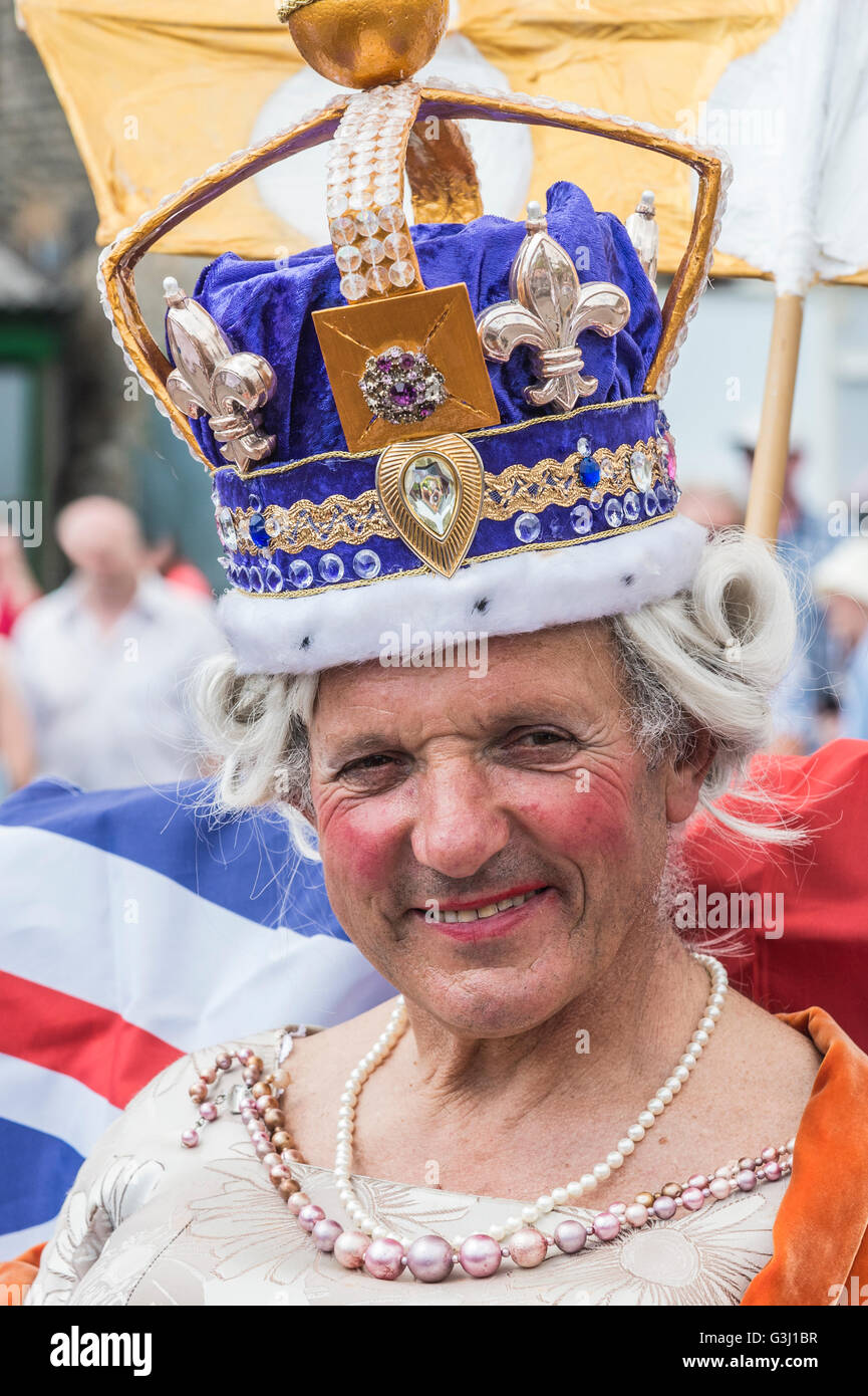 Queen impersonator at a Spring Gala Parade Stock Photo - Alamy