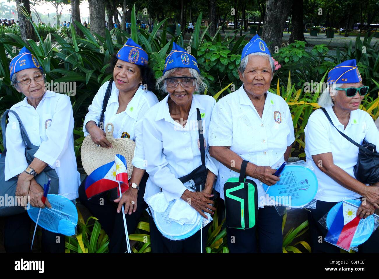 The forgotten hero of Worldwar 2 Filipino veterans while taking a rest ...
