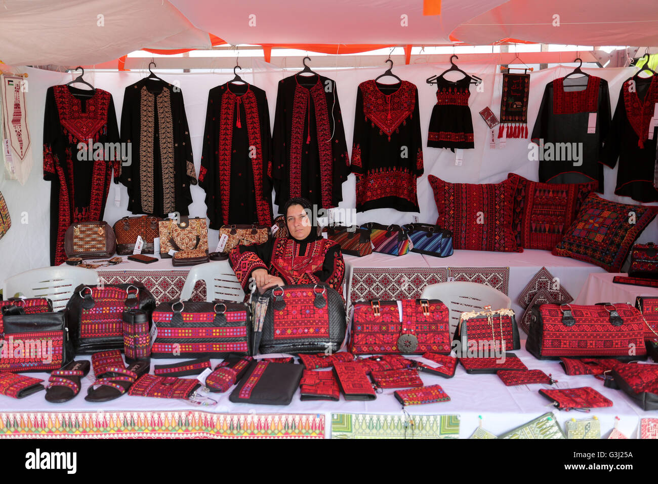 Gaza, Gaza. 17th May, 2016. People commemorate "Nakba 68" by wearing ...