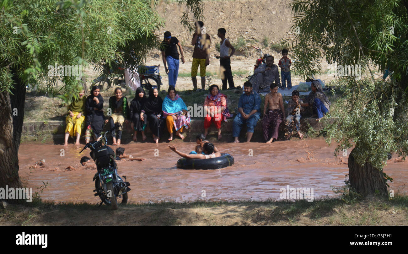Lahore, Pakistan. 15th May, 2016. A large number of Pakistani people ...