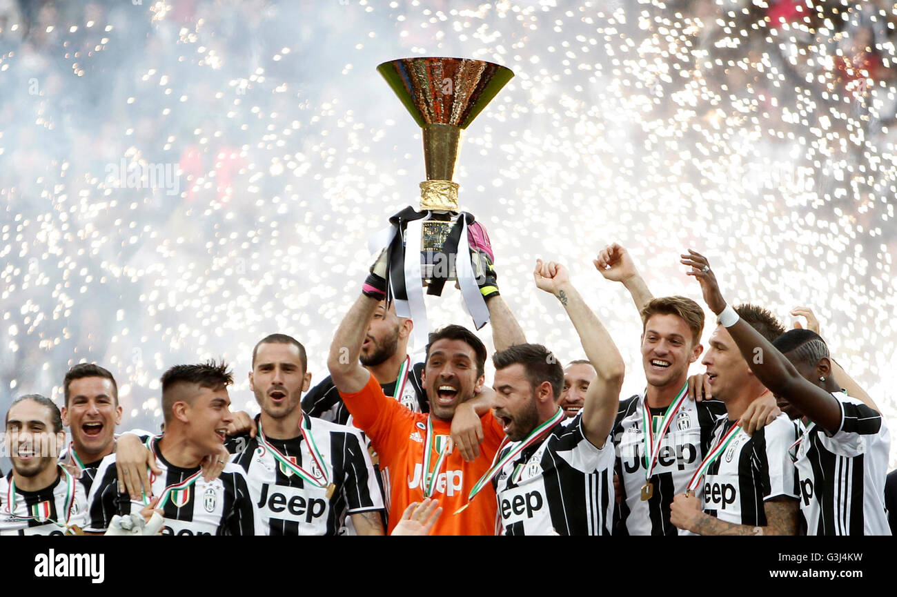 Gianluigi buffon trophy hi-res stock photography and images - Alamy