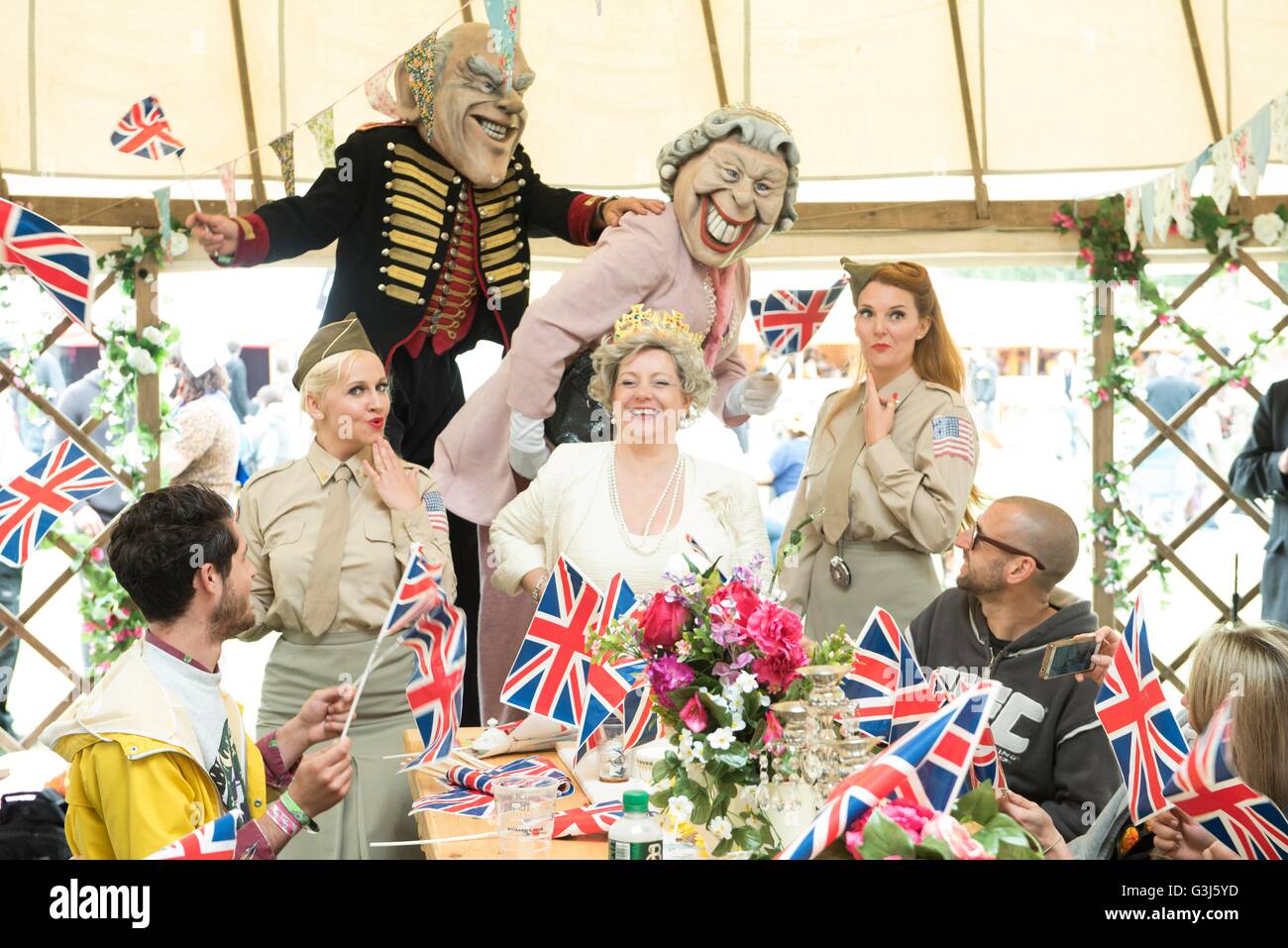 Queen elizabeth lookalike hi-res stock photography and images - Alamy