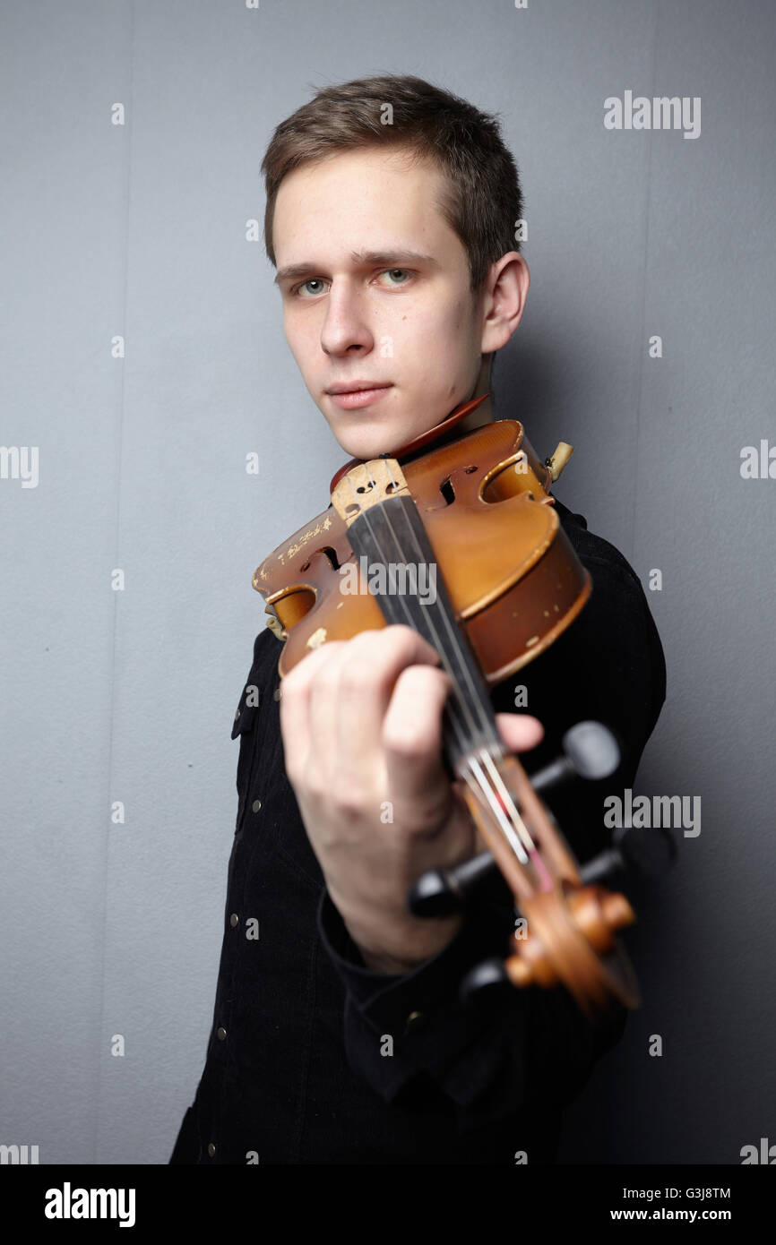 man playing violin close-up Stock Photo - Alamy