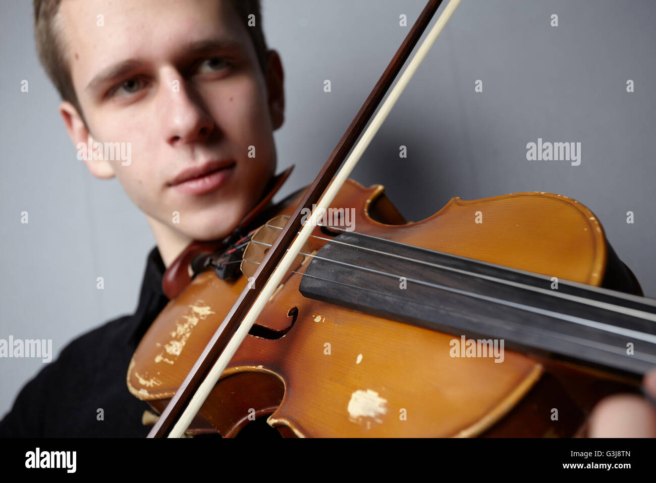 man playing violin close-up Stock Photo - Alamy