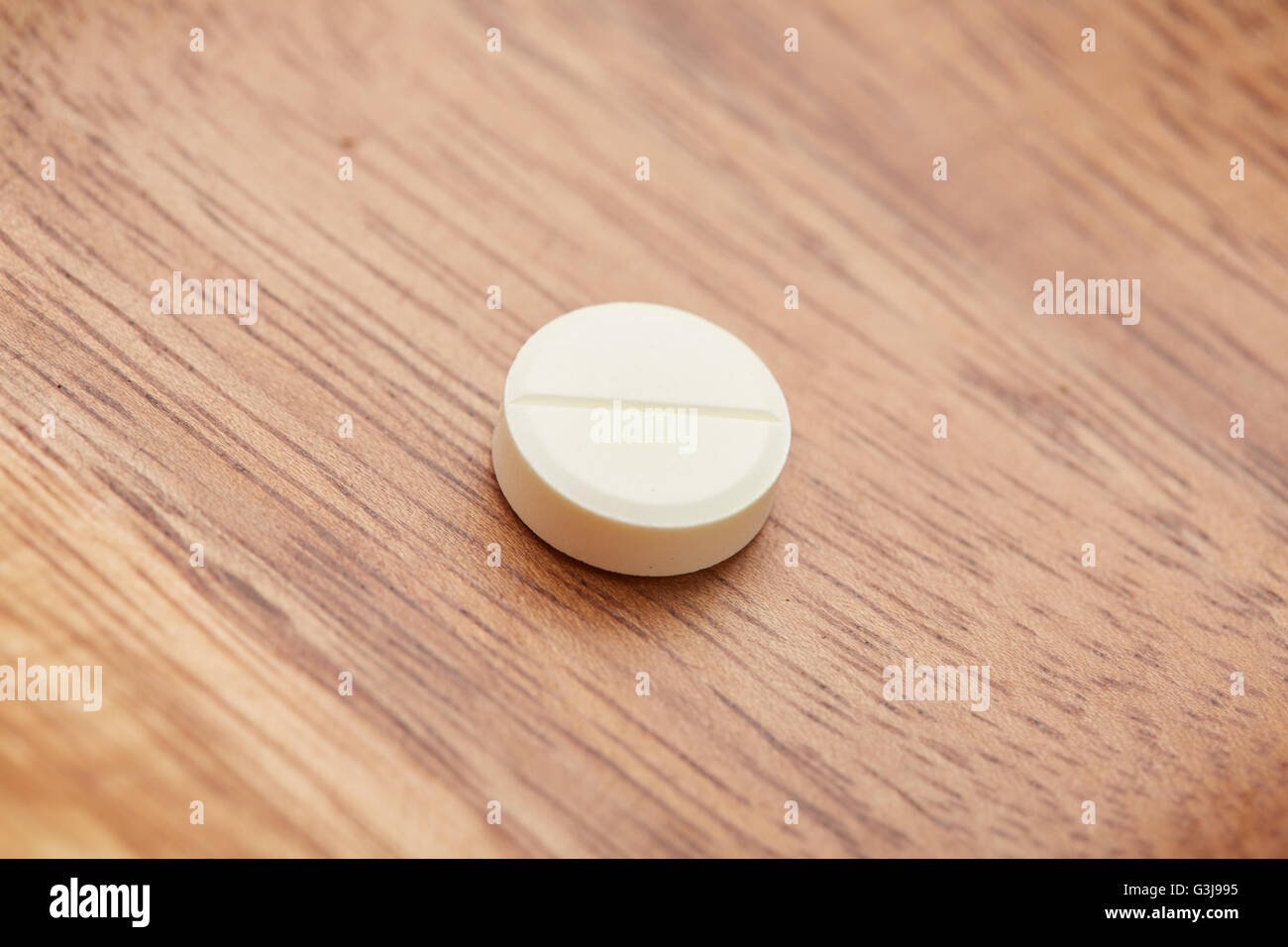 one white pill Stock Photo - Alamy