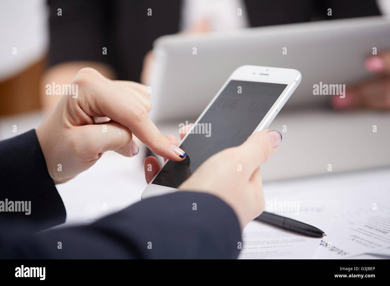 mobile phone in the women's hands Stock Photo - Alamy