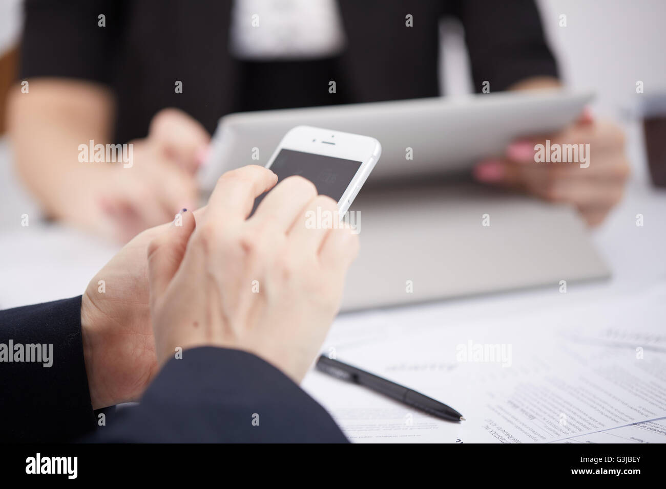 mobile phone in the women's hands Stock Photo - Alamy