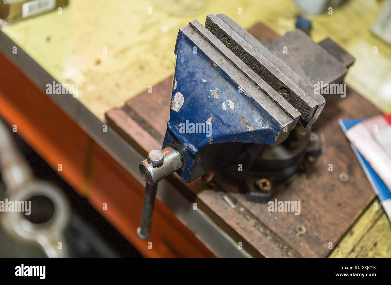 old blue battered bench vice Stock Photo - Alamy