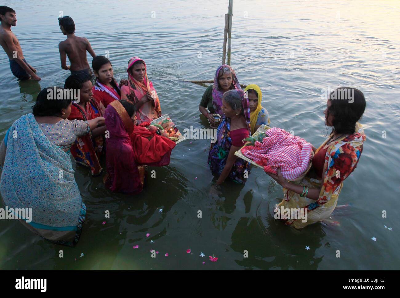 Hindu women devotees offering prayers to lord Sun during Chath puja ...