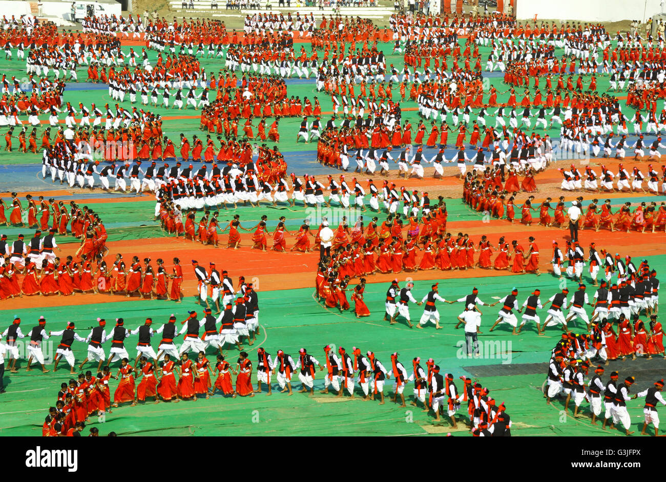 Mandla, India. 11th Apr, 2016. Three thousands tribal students perform ...