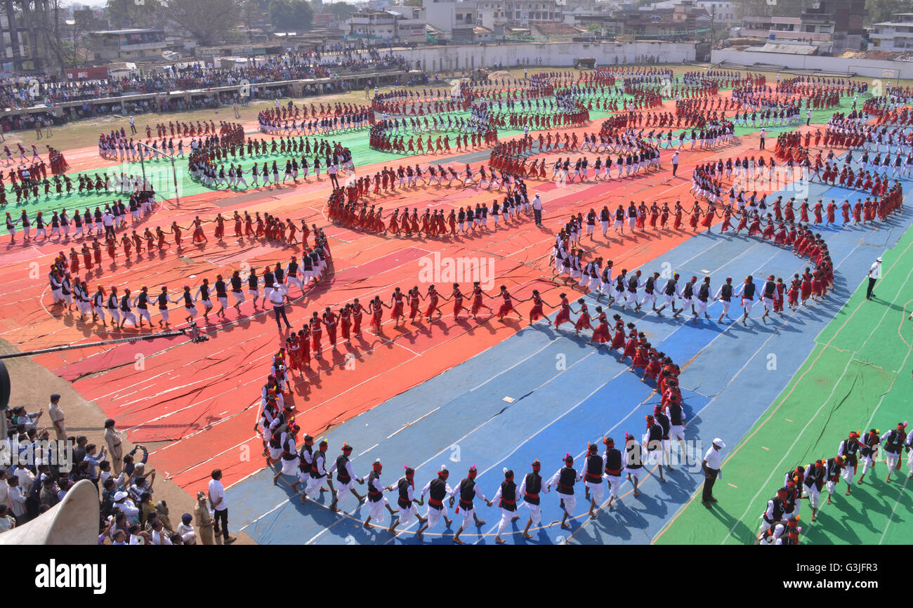 Mandla, India. 11th Apr, 2016. Three thousands tribal students perform ...