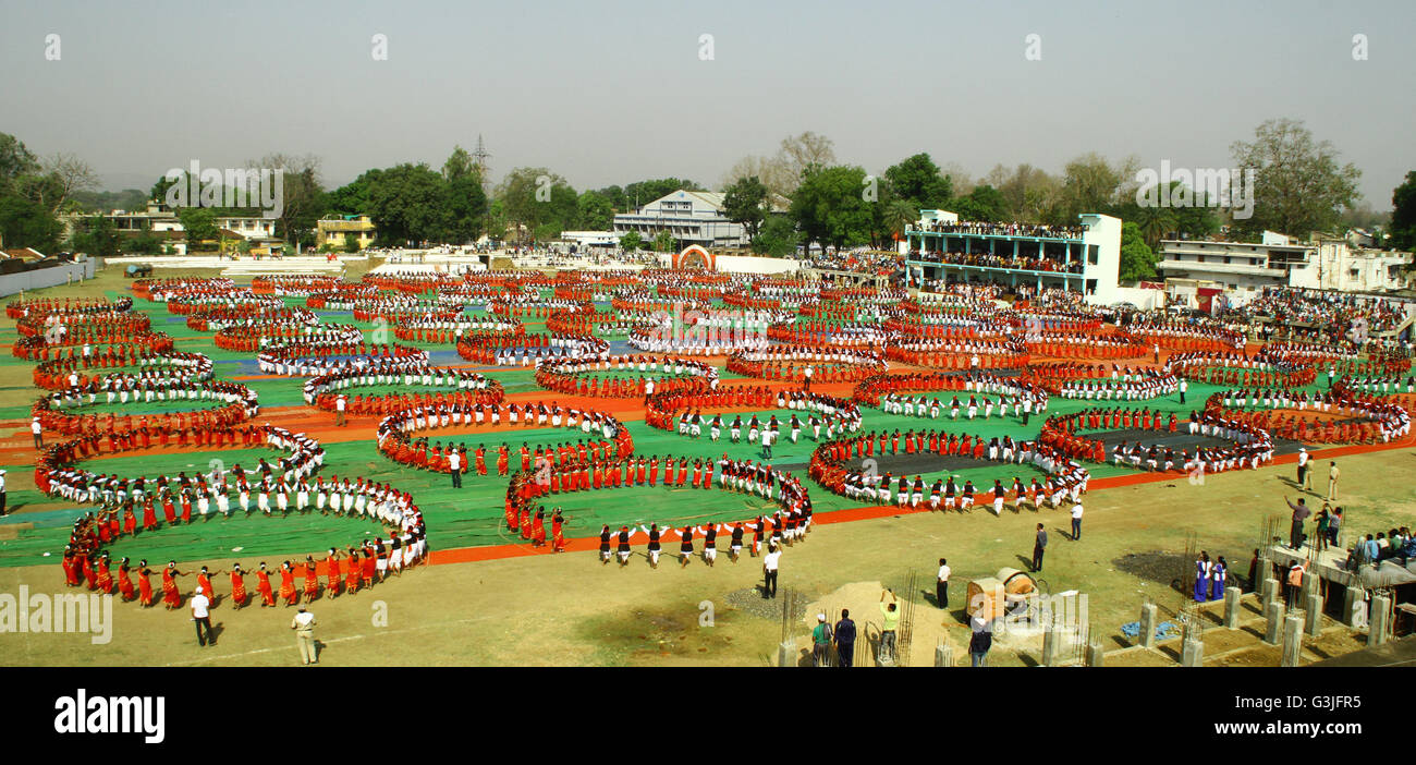 Mandla, India. 11th Apr, 2016. Three thousands tribal students perform ...