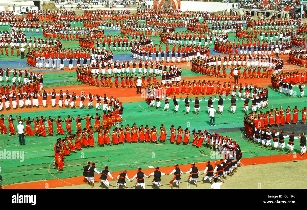 Mandla, India. 11th Apr, 2016. Three thousands tribal students perform ...