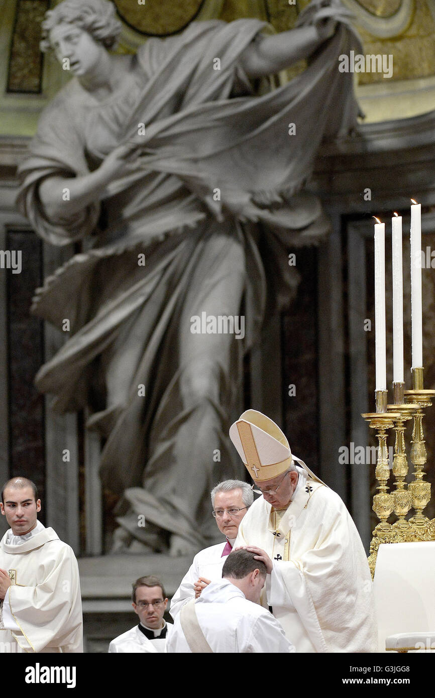 Priests in st peters basilica hi-res stock photography and images - Alamy