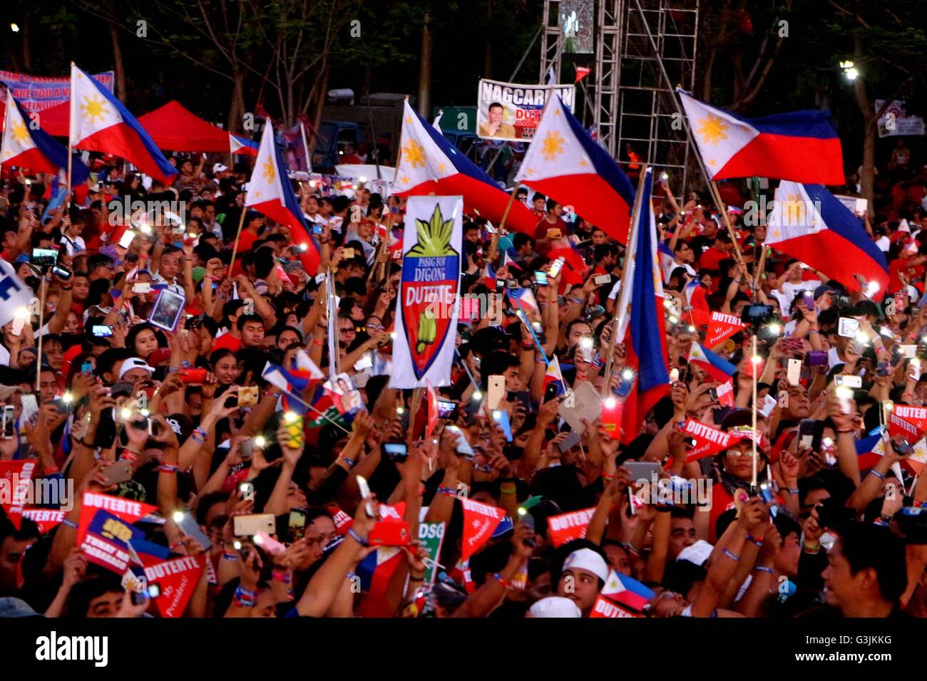 Philippines. 07th May, 2016. Flocks of Filipino lights-up their phone ...