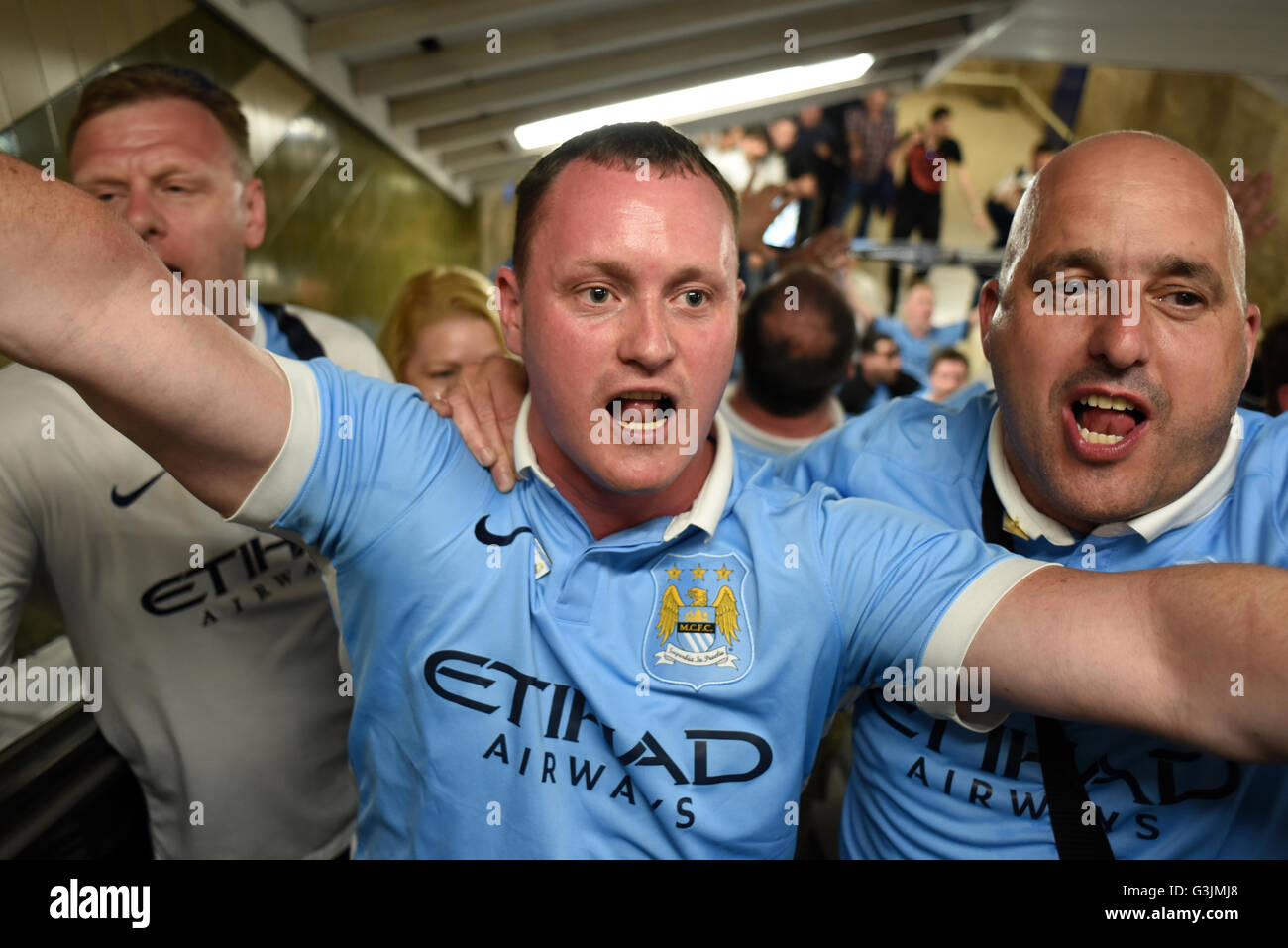 Manchester City supporters shouts slogans in Madrid. (Photo by: Jorge ...