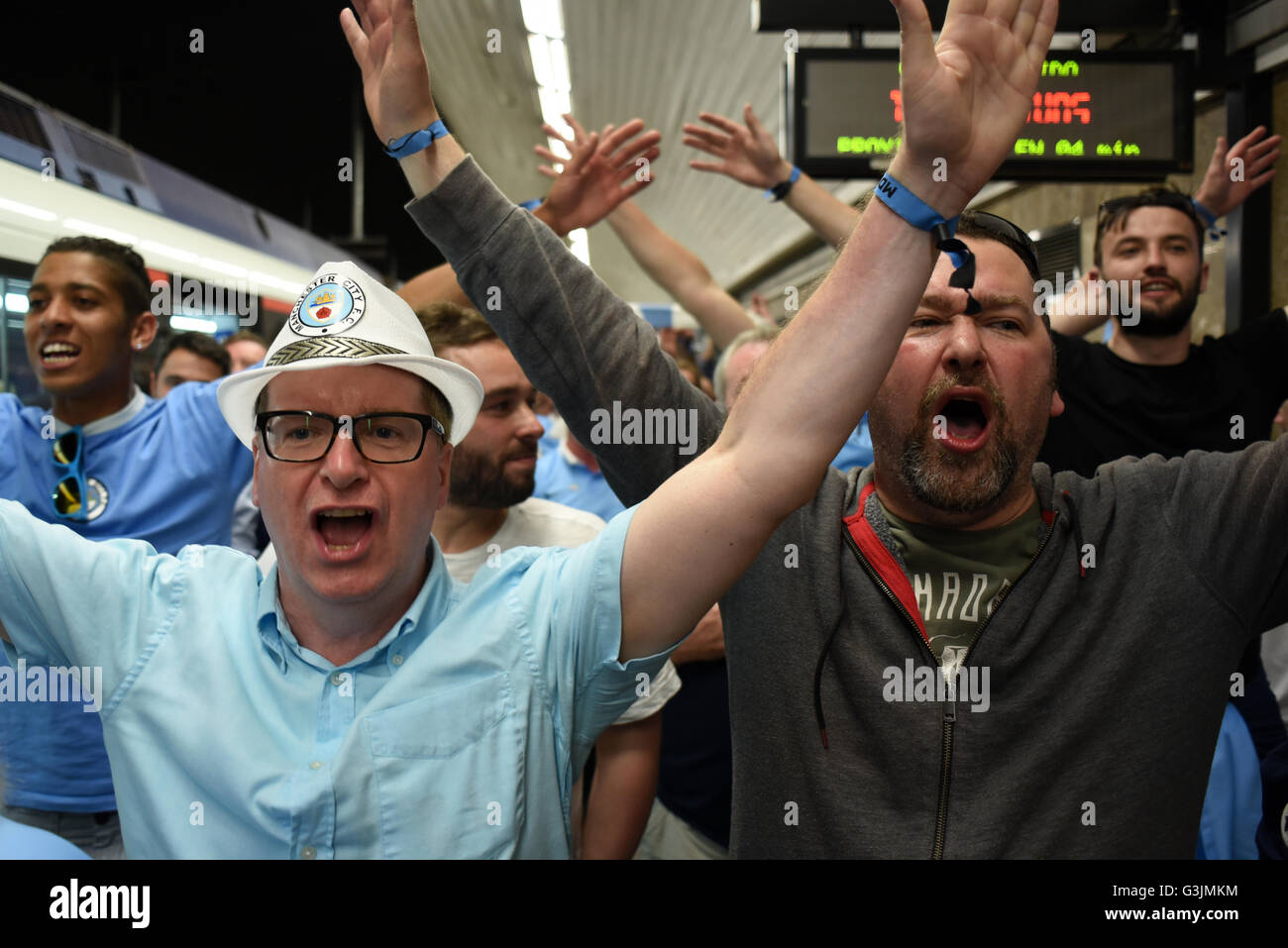 Manchester City supporters shouts slogans in Madrid. ( Photo by: Jorge ...