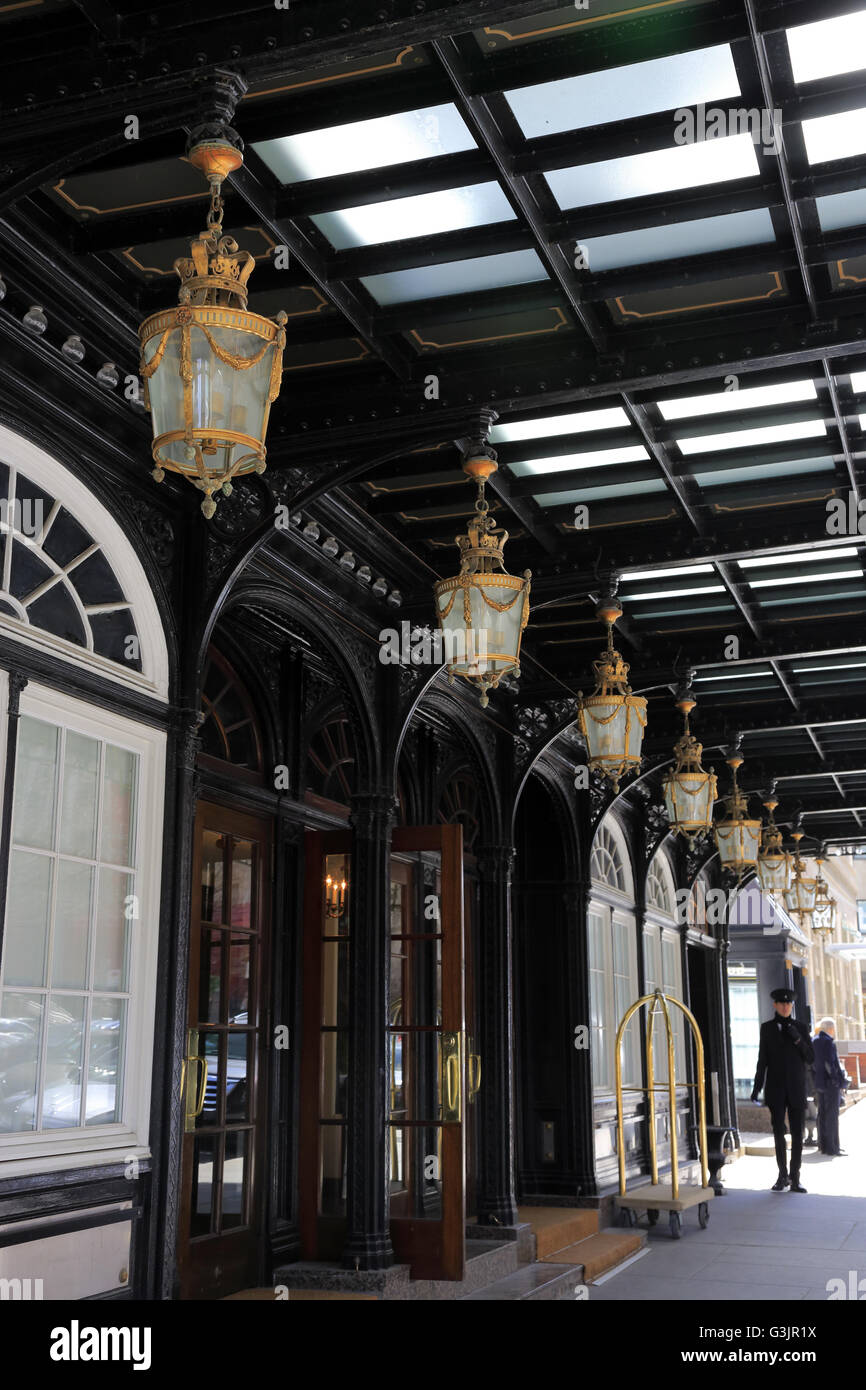 The entrance of the Ritz-Carlton Hotel on Sherbrooke Street downtown ...