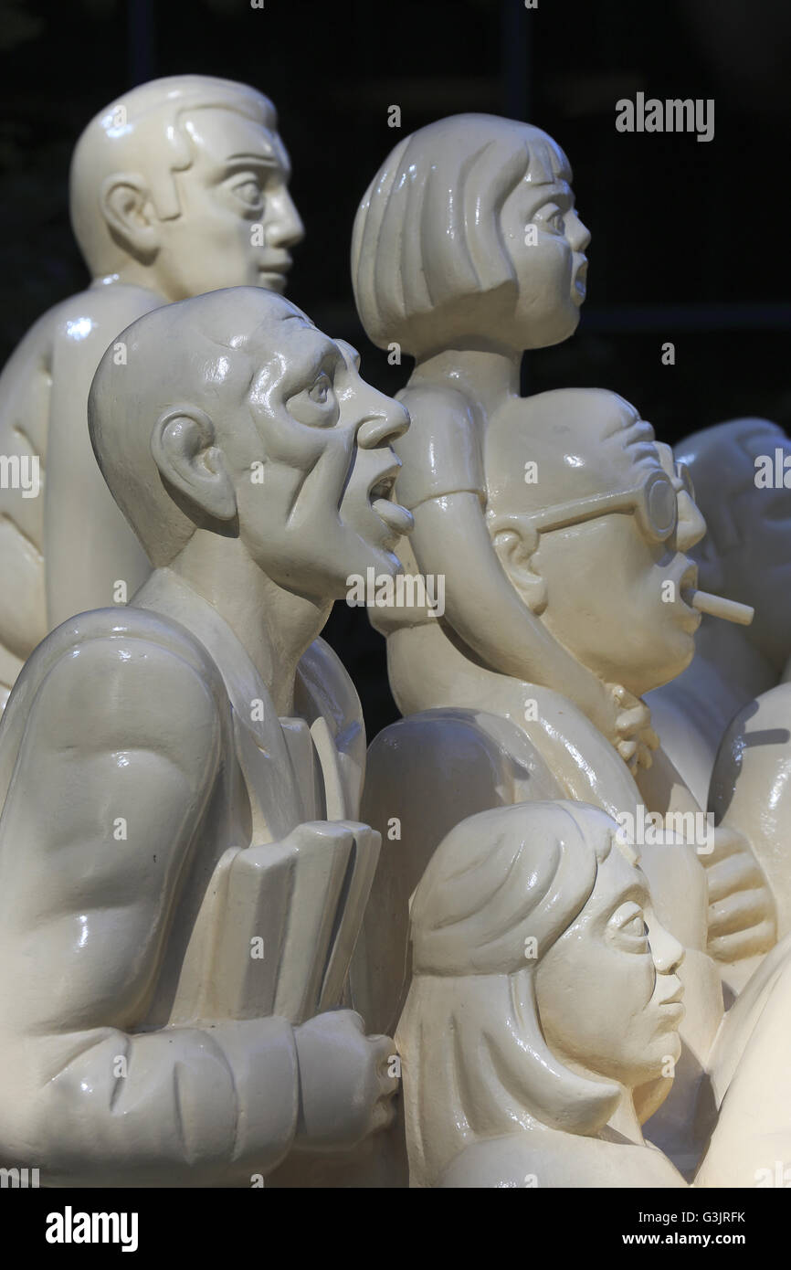 Crowd statue sculpture hi-res stock photography and images - Alamy