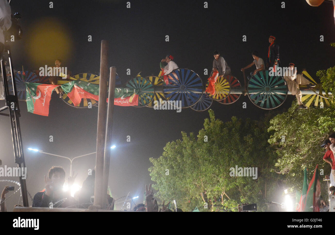 Supporters of Opposition and political party Pakistan Tehreek-e-Insaf ...