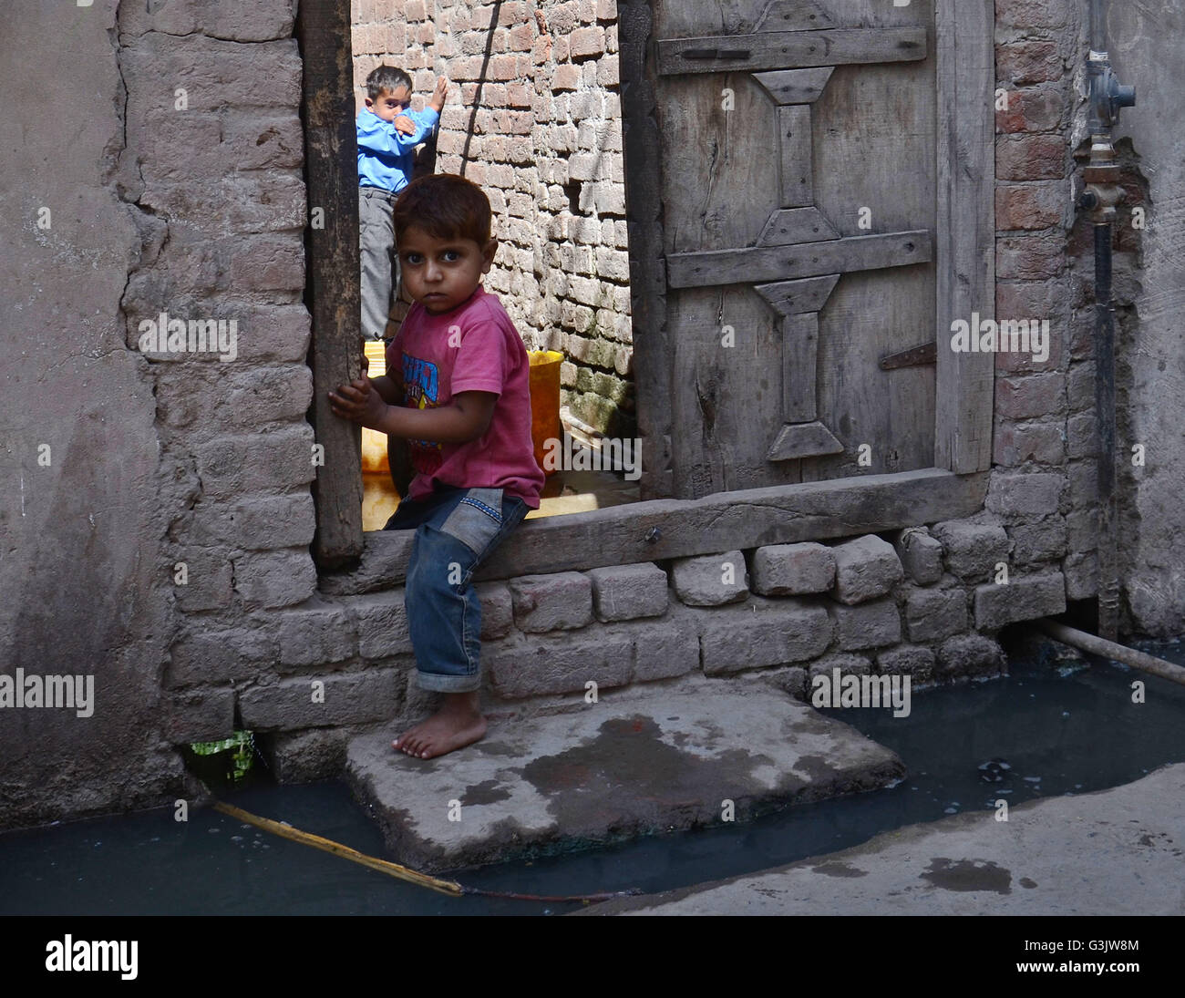 Pakistani children playing hi-res stock photography and images - Alamy