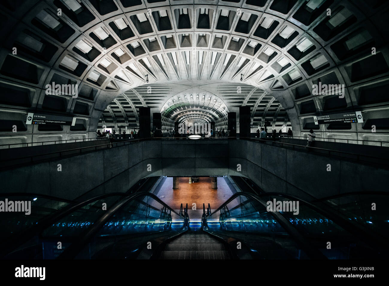 Smithsonian metro station washington dc hi-res stock photography and ...