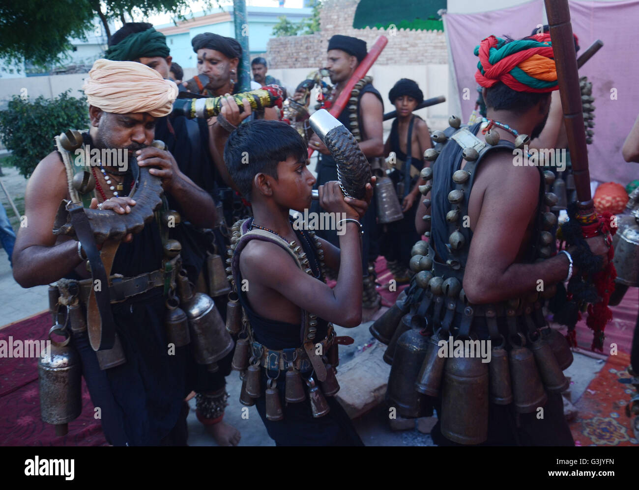 Lahore, Pakistan. 20th Apr, 2016. Pakistani devotees (Malang) blows ...