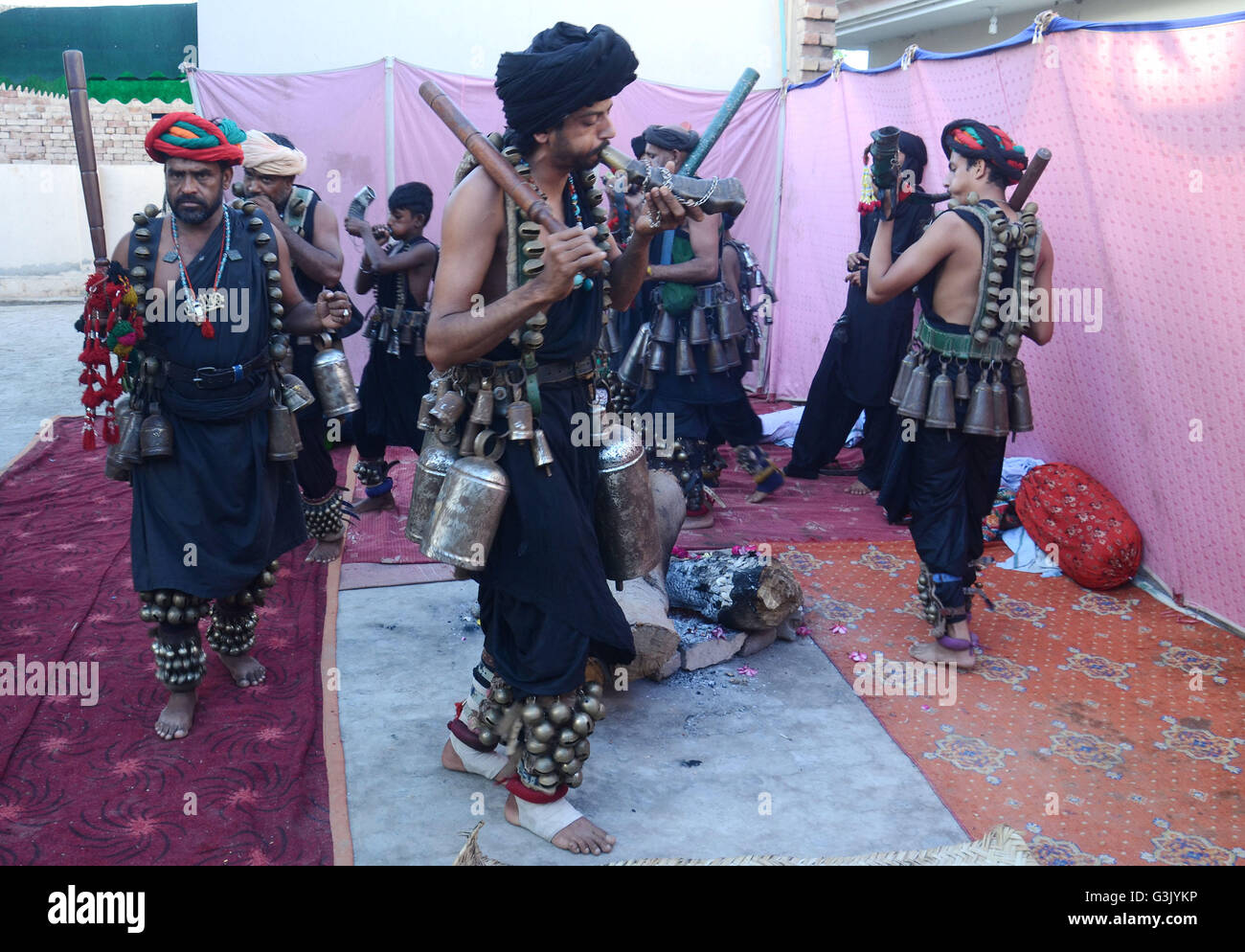 Lahore, Pakistan. 20th Apr, 2016. Pakistani devotees (Malang) blows ...