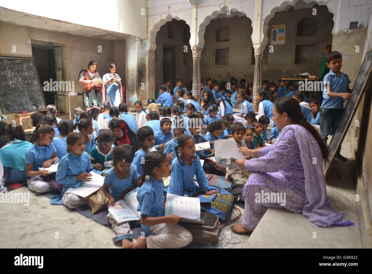Government school building india hi-res stock photography and images ...