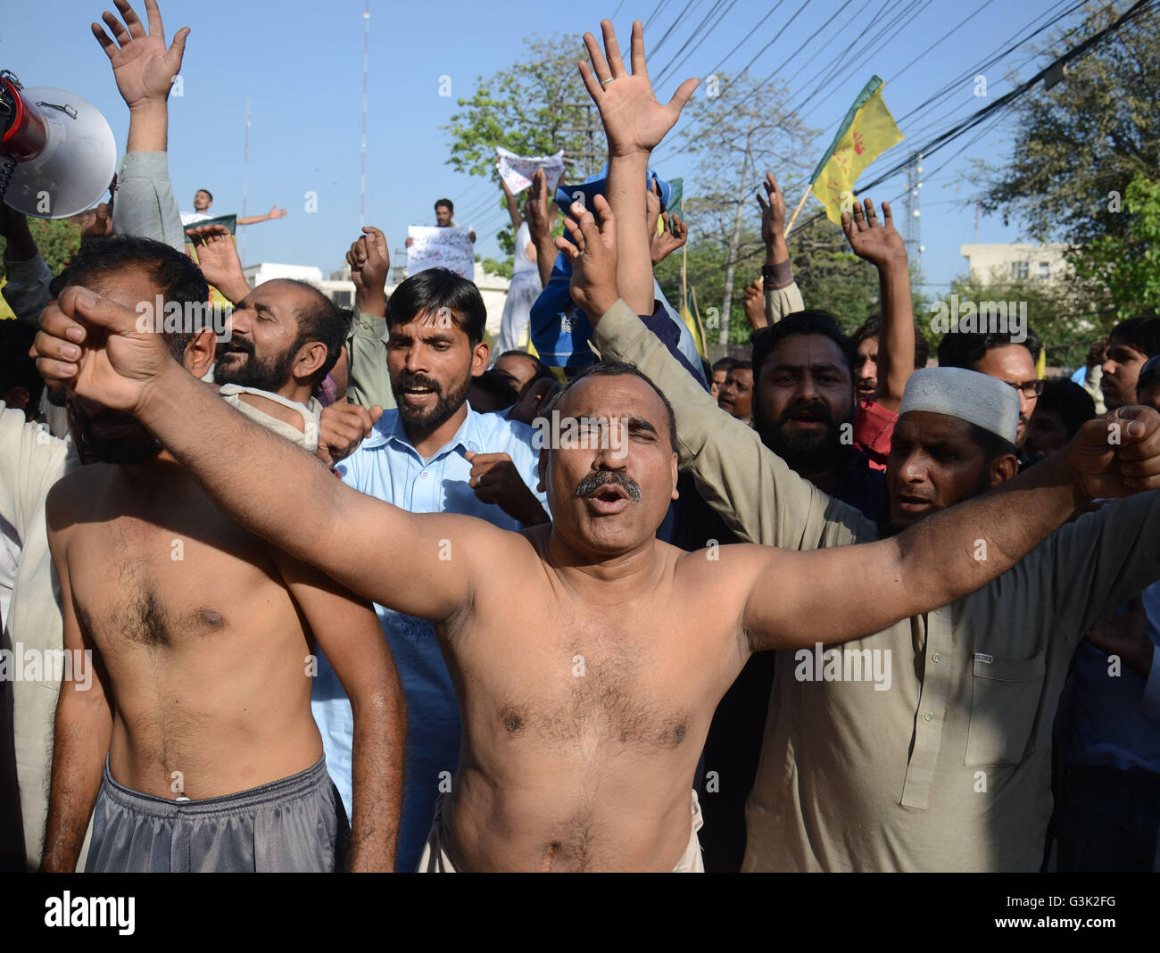 Lahore, Pakistan. 12th Apr, 2016. Pakistani Rickshaw drivers and ...