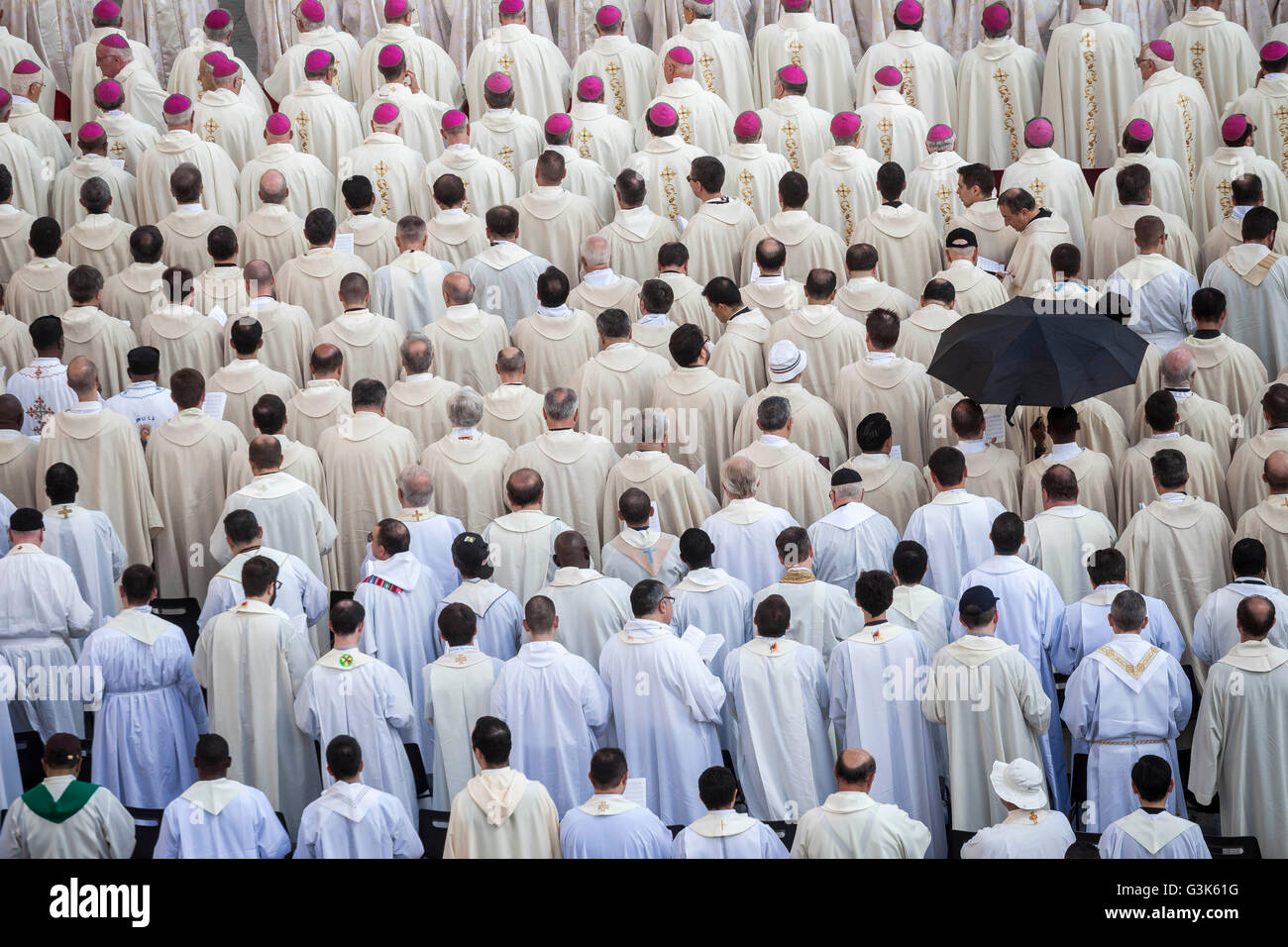 Vatican City, Vatican. 03rd June, 2016. Priests protect themselves from ...