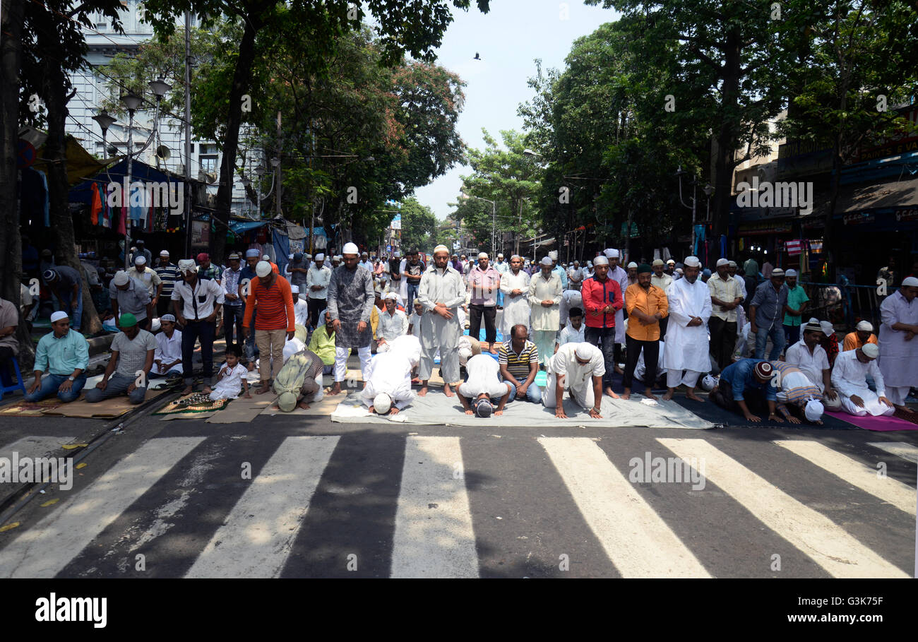 Kolkata, India. 10th June, 2016. Muslims gather for first Jumu'ah ...