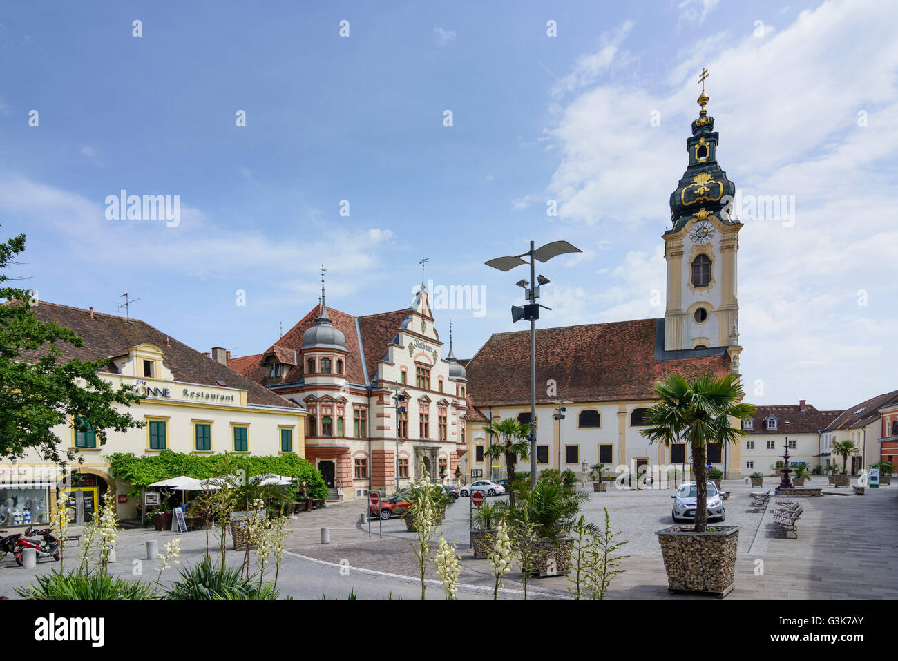 Main square with town hall and parish church of St. Martin, Austria ...