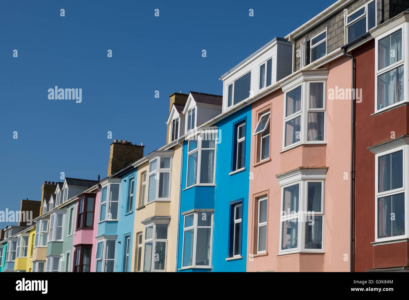 Row of windows hi-res stock photography and images - Alamy