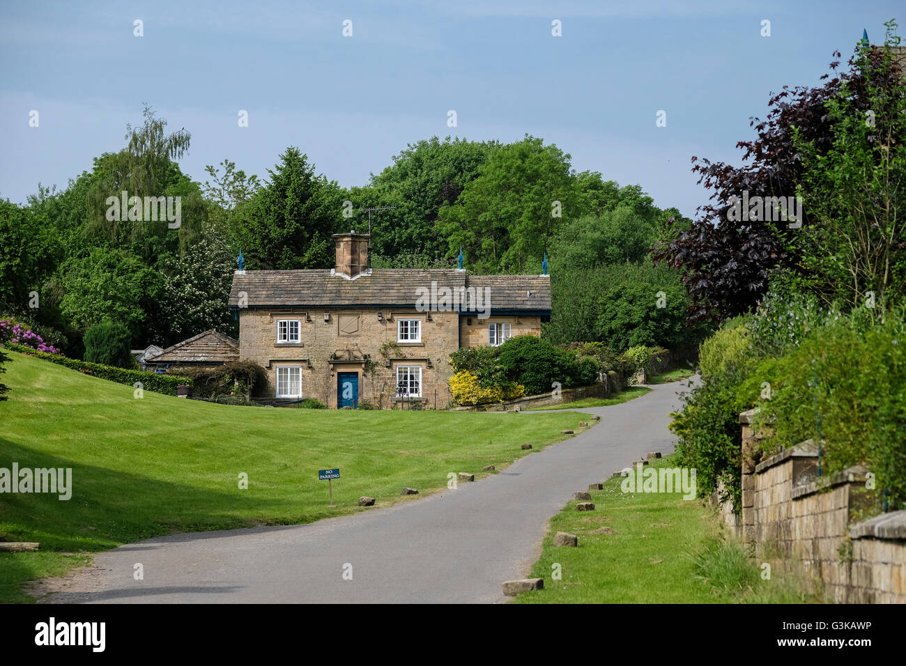 Road through the pretty Derbyshire village of Edensor Stock Photo - Alamy