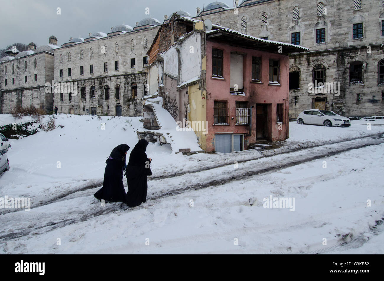Istanbul muslim women walk past hi-res stock photography and images - Alamy