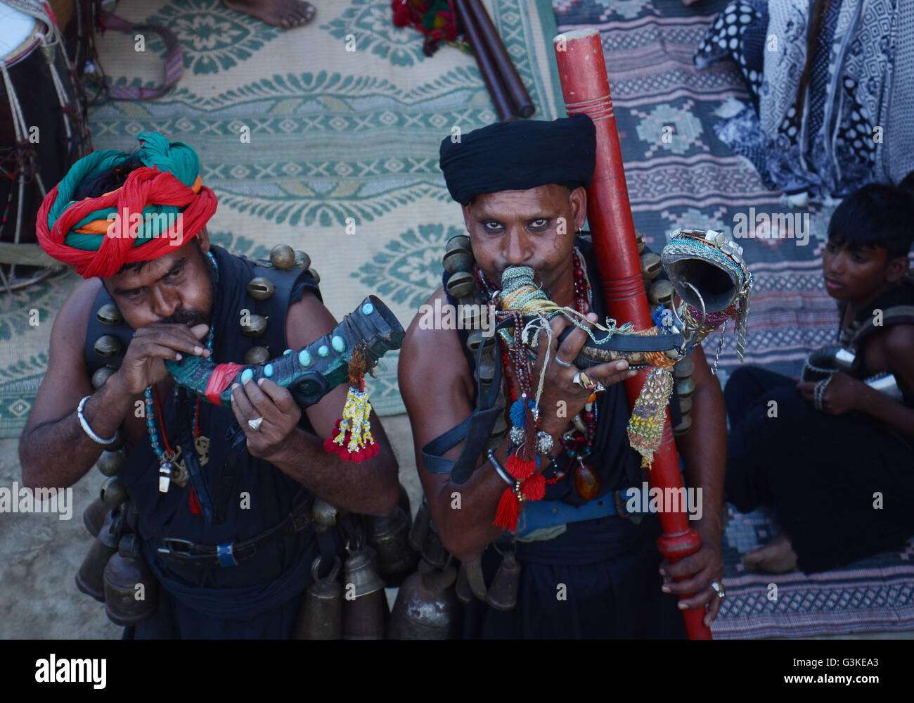 Lahore, Pakistan. 20th Apr, 2016. Pakistani devotees(Malang) blows horn ...