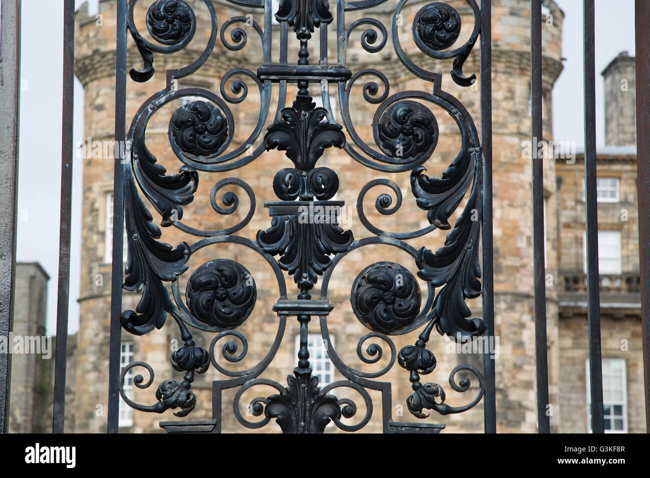 The palace of holyroodhouse gate hi-res stock photography and images ...