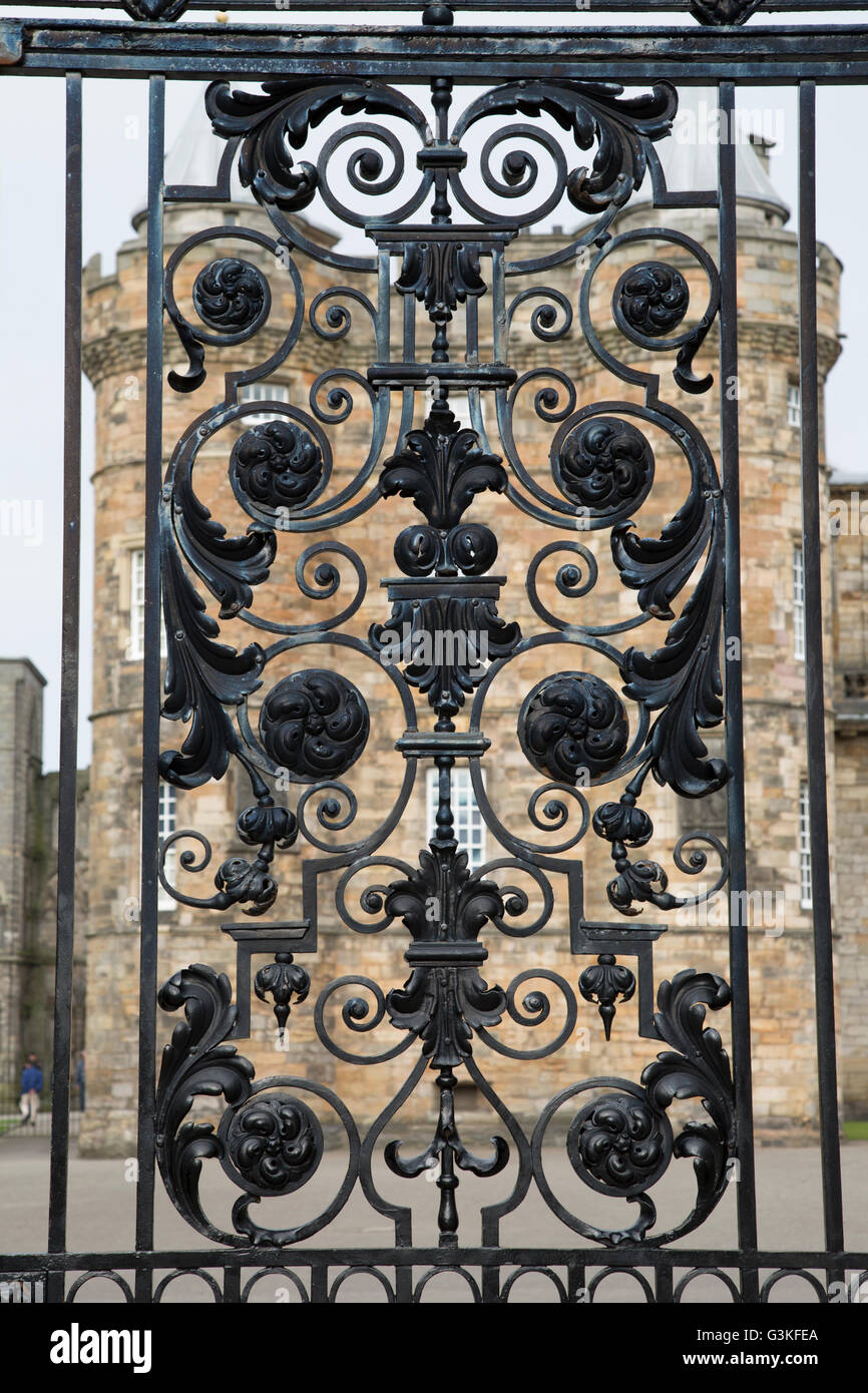 The palace of holyroodhouse gate hi-res stock photography and images ...