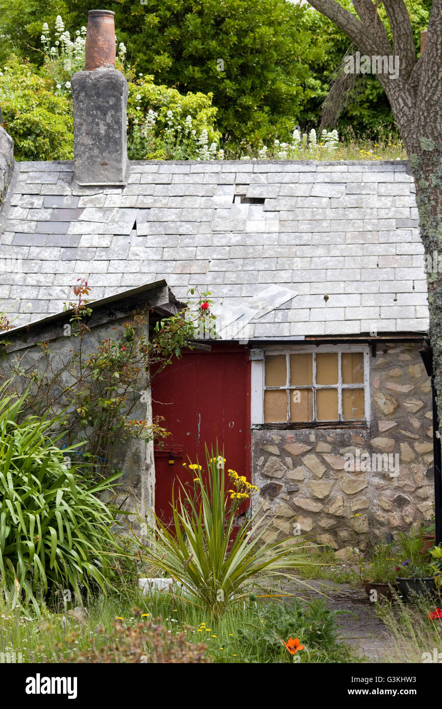 Traditional cornish seaside cottage hi-res stock photography and images ...
