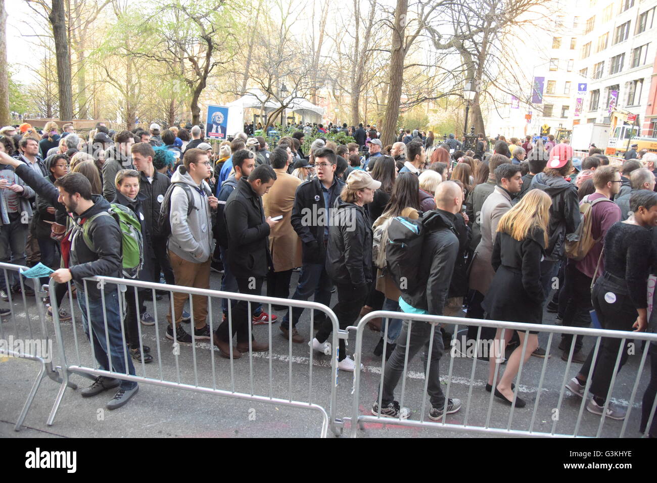 New York City, United States. 13th Apr, 2016. Hundreds queue up to pass ...