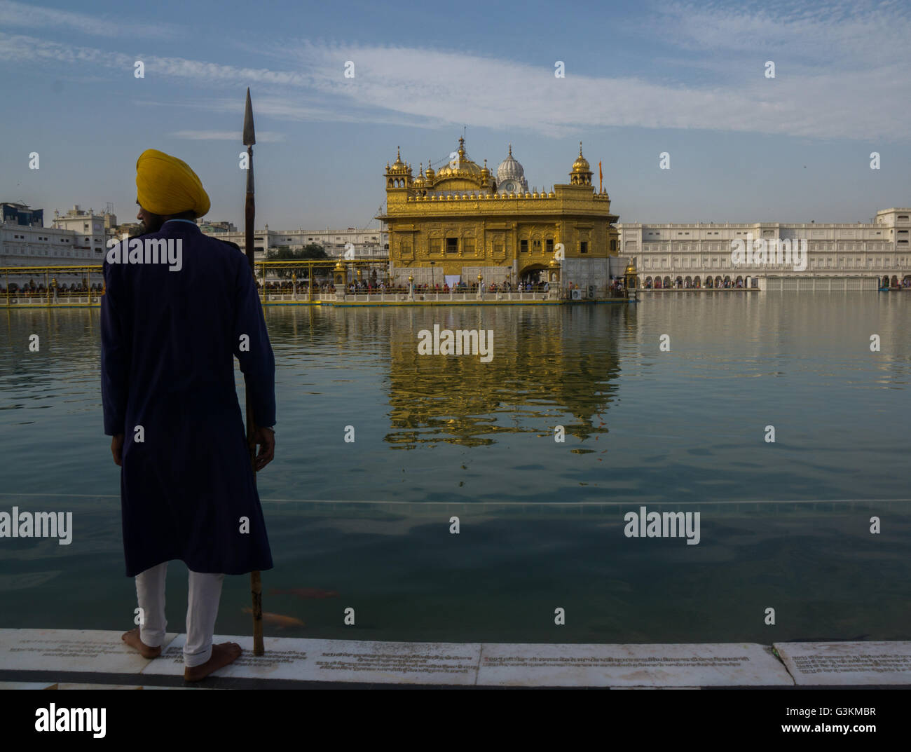 Guard in front of the Golden Temple in Amritsar Stock Photo - Alamy