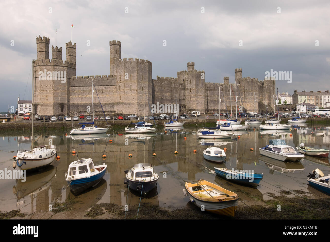 Caernarfon Castle, viewed across the River Seiont at low tide Stock ...