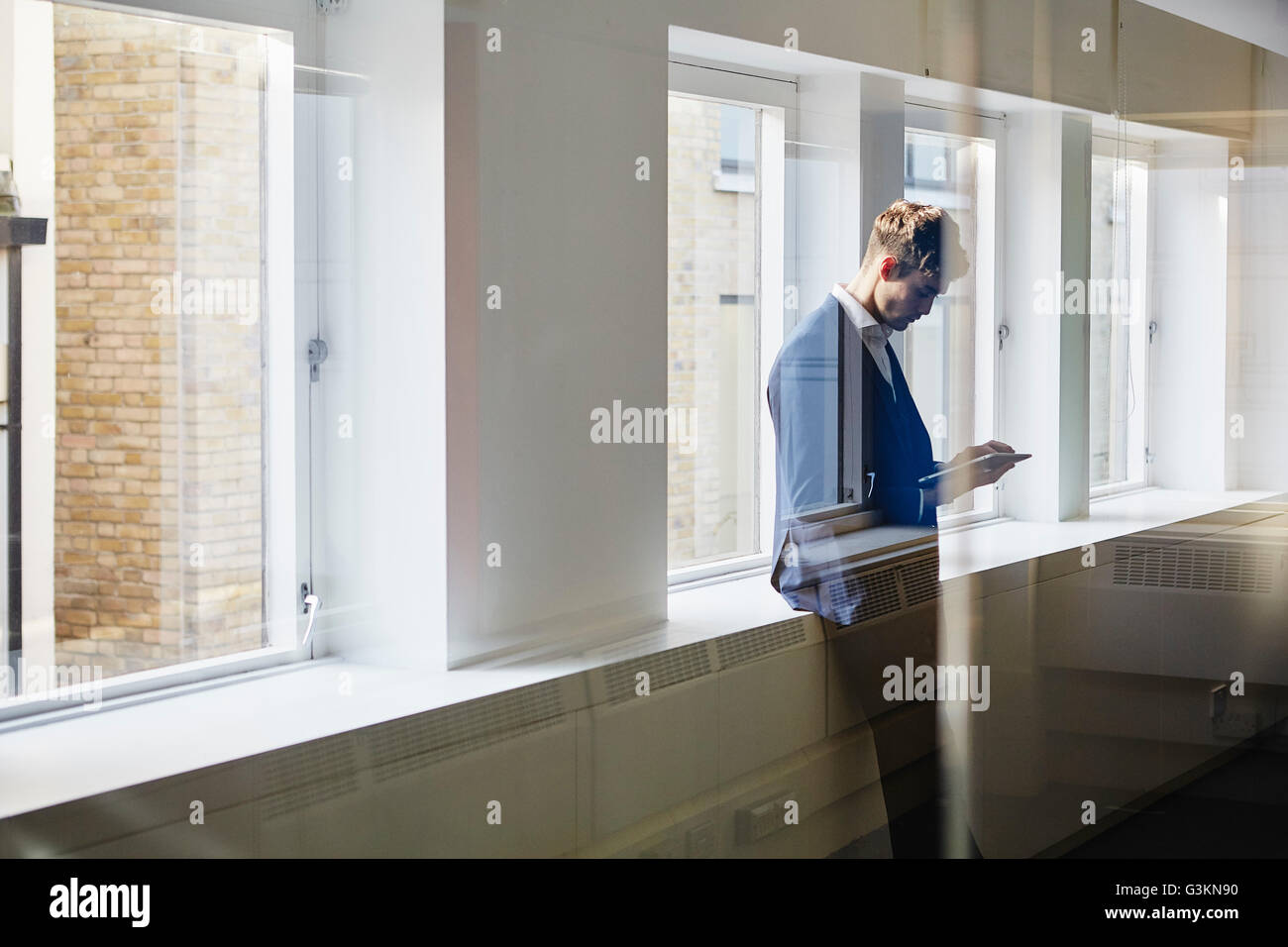 Man leaning against glass window hi-res stock photography and images ...