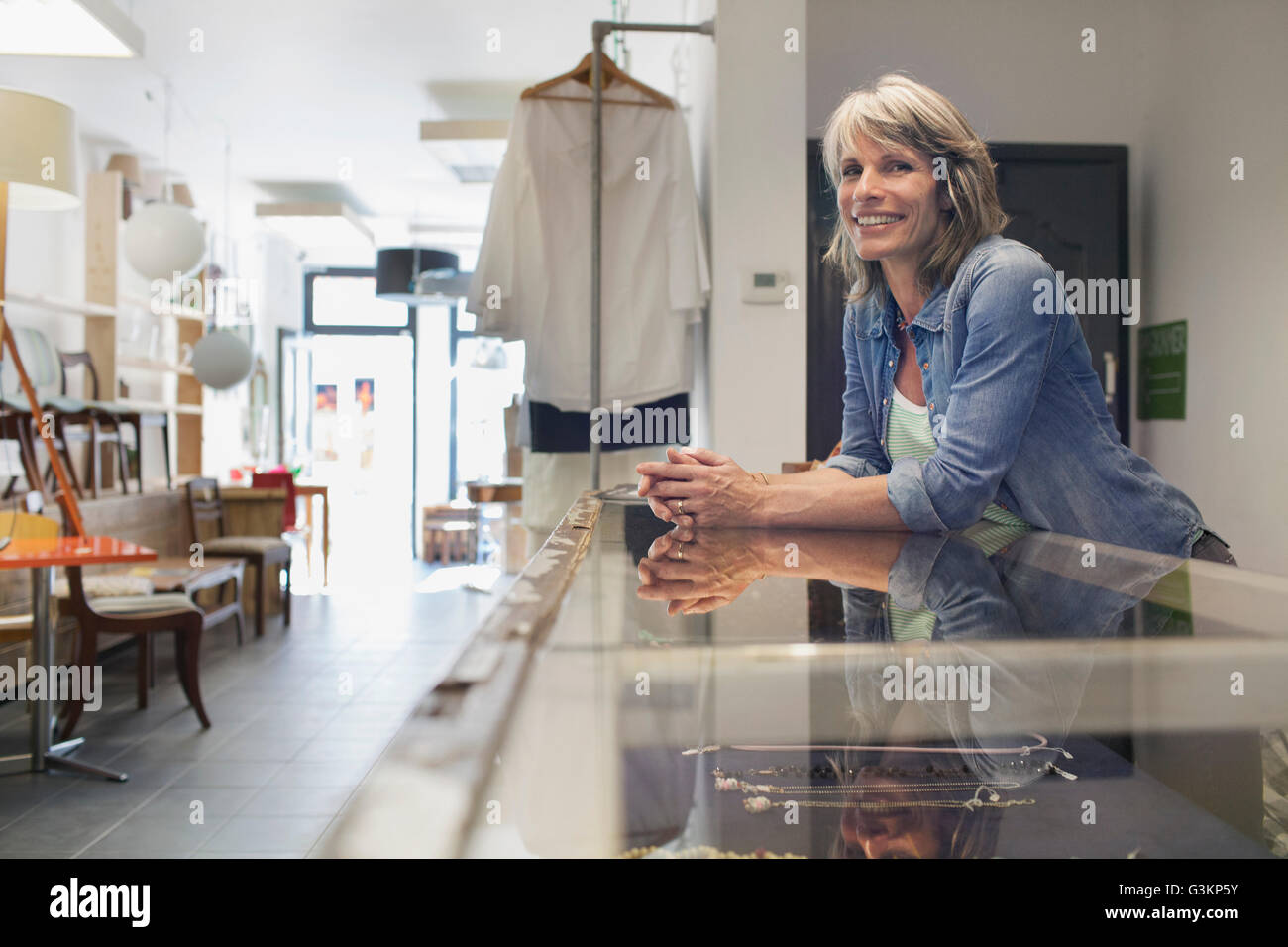 Woman leaning against counter hi-res stock photography and images - Alamy