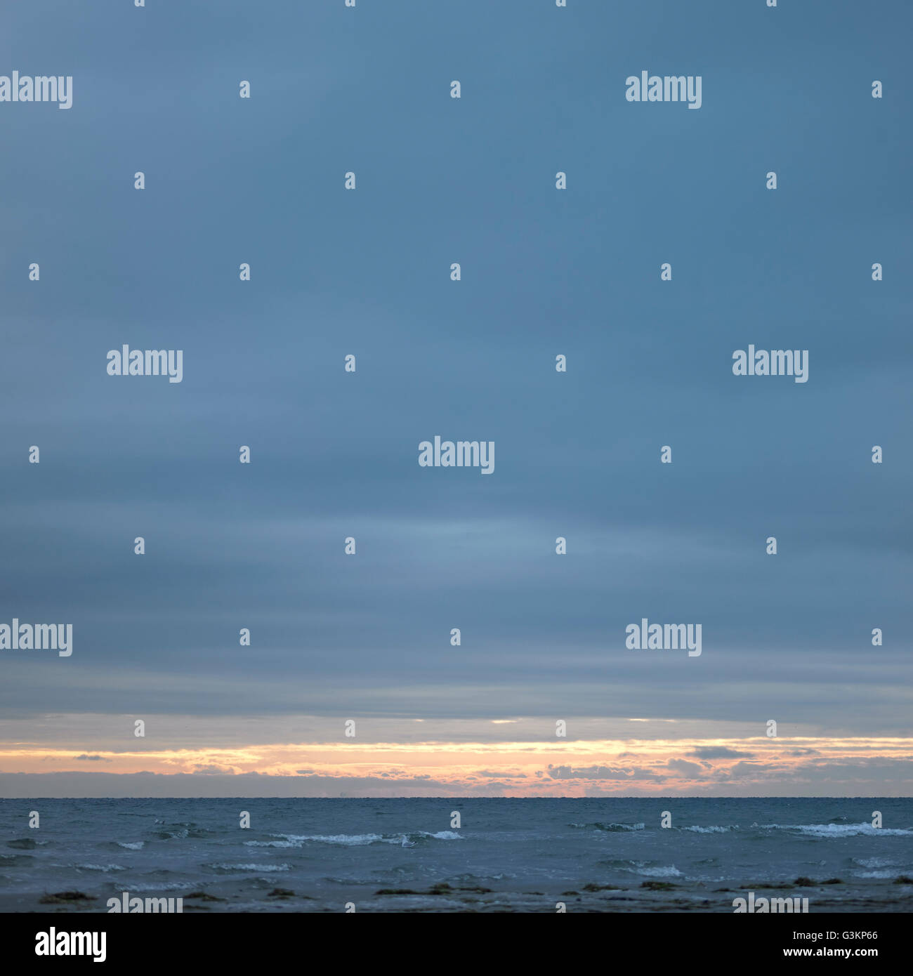 Sunrise over ocean hi-res stock photography and images - Alamy