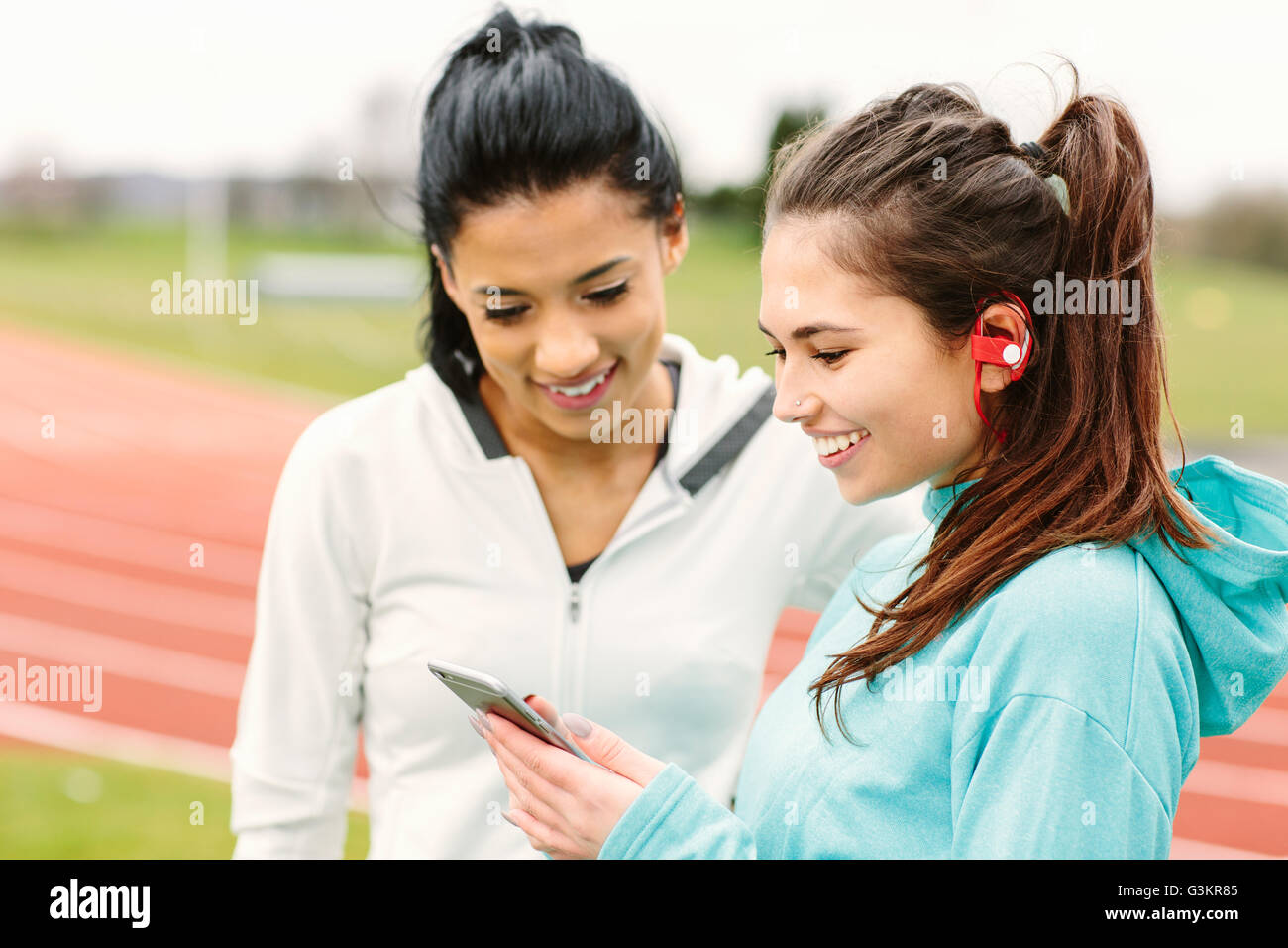 Women running track hi-res stock photography and images - Alamy
