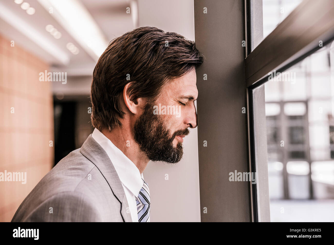 Head leaning to side hi-res stock photography and images - Alamy