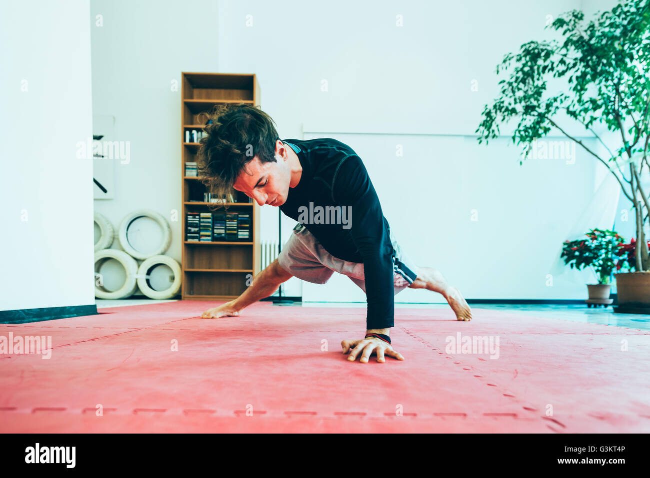 Hand behind back hi-res stock photography and images - Alamy