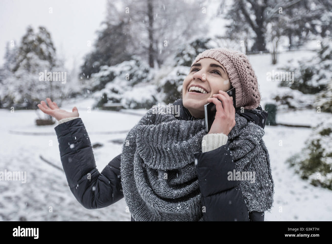 Woman conversation telephone phone hi-res stock photography and images ...